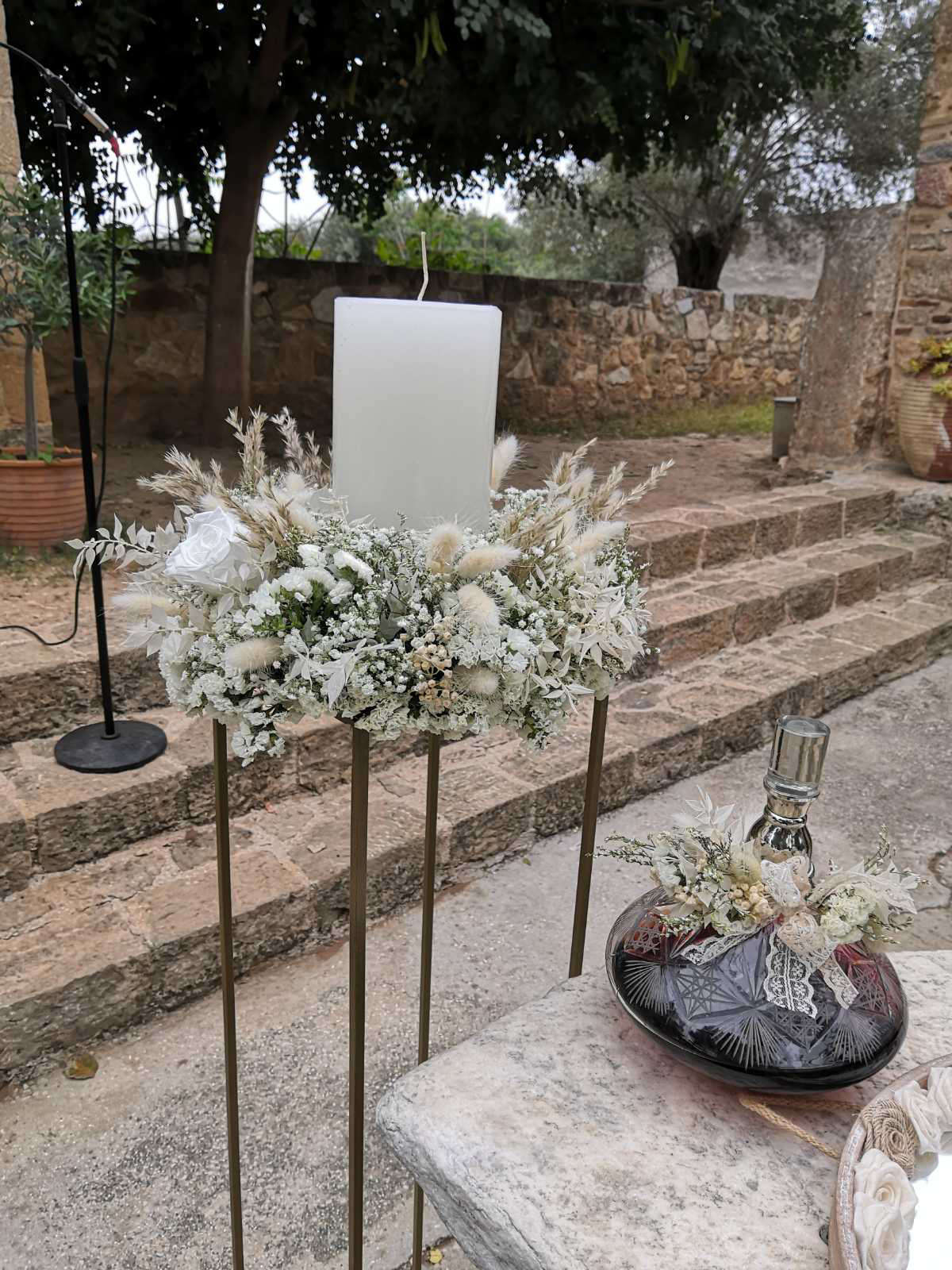 Στολισμός γάμου με λουλούδια boho διάθεση, λαμπάδες με μεταλλικές ...