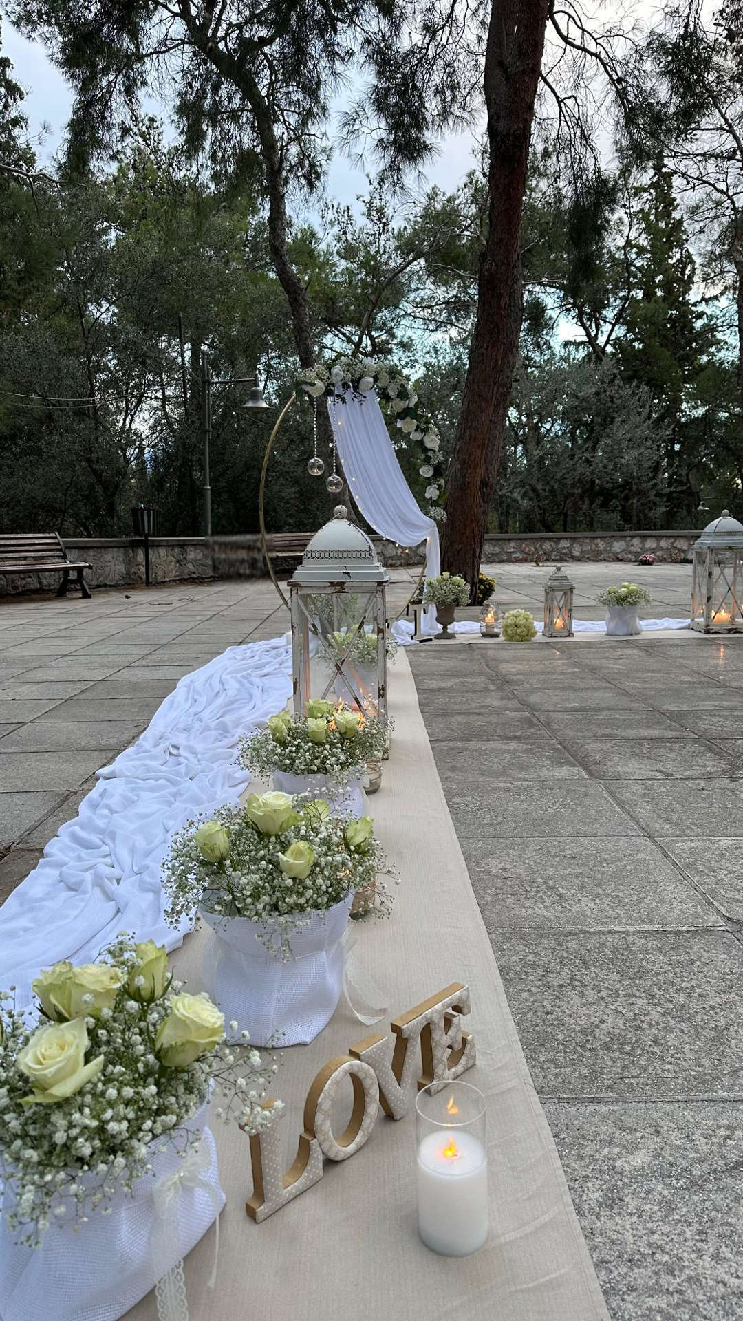 Διακόσμηση εκκλησίας για γάμο με φυσικά λουλούδια στη Αγία Φιλοθέη ...