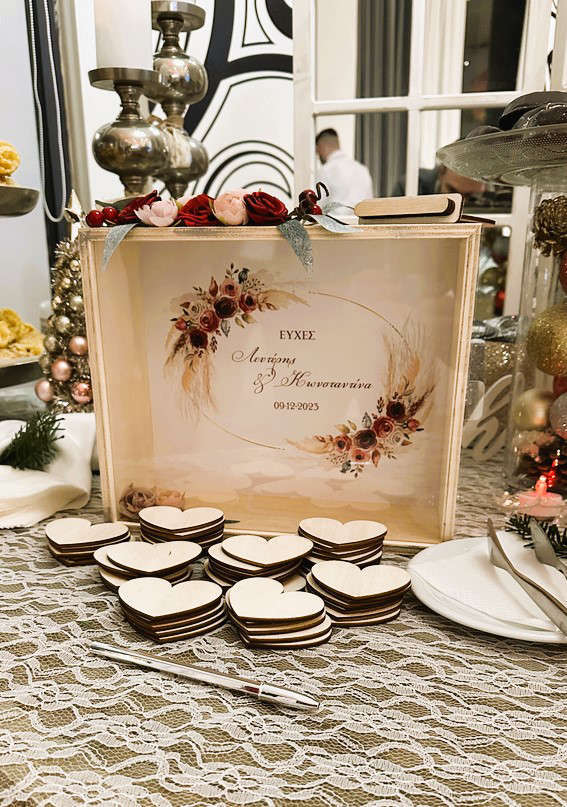 Στολισμός γάμου με λουλούδια σε κόκκινους, cappuccino και σάπιο μήλο ...